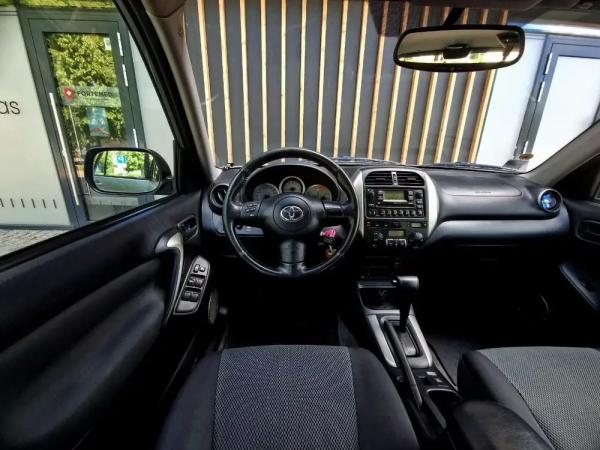 Grey Toyota RAV4 2004 in Riga, with an engine capacity of 2.00 L and mileage of 184 thousand km for 3990 €, photo 3 on AUTOMOTO.COM.LV