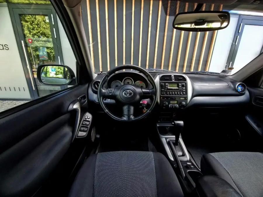 Grey Toyota RAV4 2004 in Riga, with an engine capacity of 2.00 L and mileage of 184 thousand km for 3990 €, photo 4 on AUTOMOTO.COM.LV