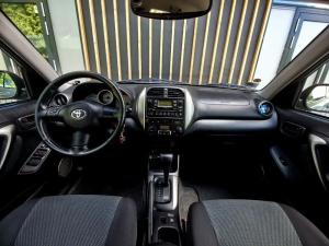 Grey Toyota RAV4 2004 in Riga, with an engine capacity of 2.00 L and mileage of 184 thousand km for 3990 €, photo 5 on AUTOMOTO.COM.LV