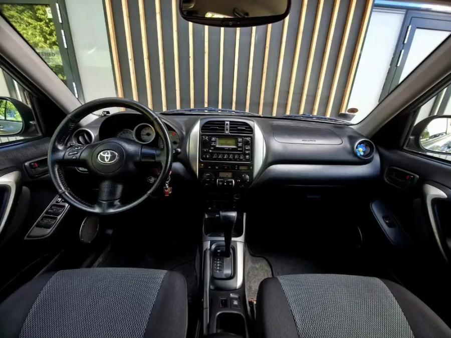 Grey Toyota RAV4 2004 in Riga, with an engine capacity of 2.00 L and mileage of 184 thousand km for 3990 €, photo 5 on AUTOMOTO.COM.LV