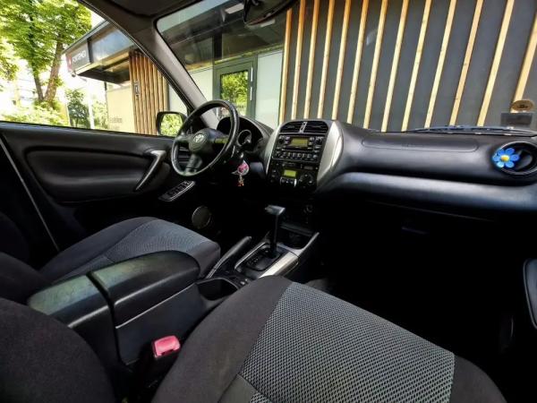 Grey Toyota RAV4 2004 in Riga, with an engine capacity of 2.00 L and mileage of 184 thousand km for 3990 €, photo 5 on AUTOMOTO.COM.LV