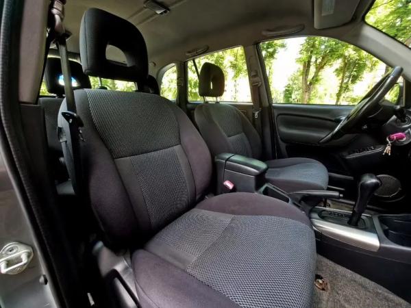 Grey Toyota RAV4 2004 in Riga, with an engine capacity of 2.00 L and mileage of 184 thousand km for 3990 €, photo 7 on AUTOMOTO.COM.LV