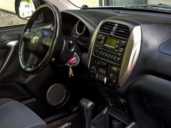Grey Toyota RAV4 2004 in Riga, with an engine capacity of 2.00 L and mileage of 184 thousand km for 3990 €, photo 8 on AUTOMOTO.COM.LV