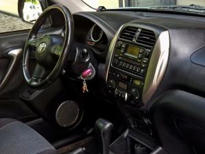 Grey Toyota RAV4 2004 in Riga, with an engine capacity of 2.00 L and mileage of 184 thousand km for 3990 €, photo 9 on AUTOMOTO.COM.LV