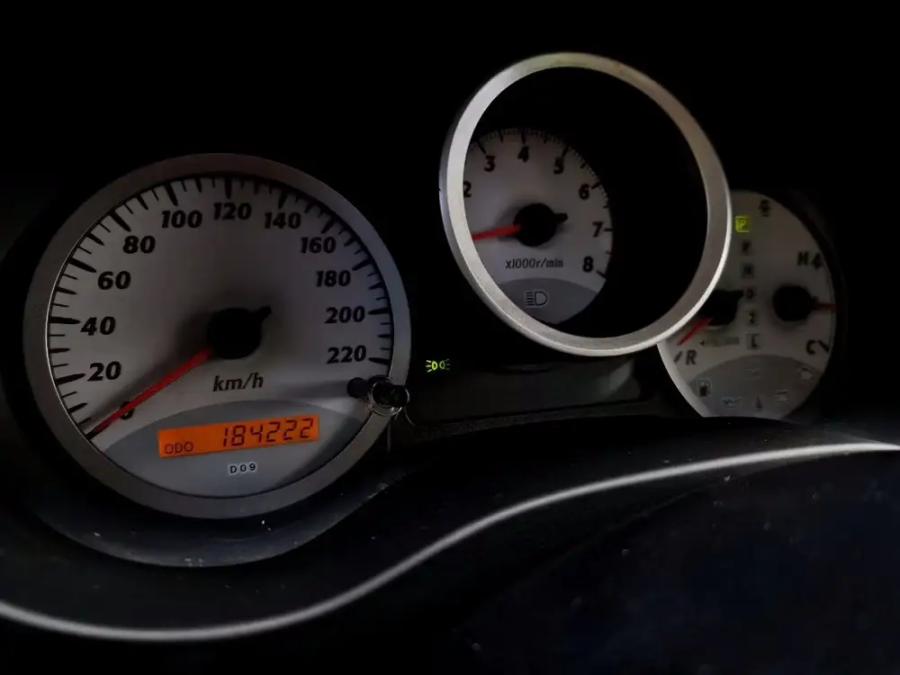 Grey Toyota RAV4 2004 in Riga, with an engine capacity of 2.00 L and mileage of 184 thousand km for 3990 €, photo 15 on AUTOMOTO.COM.LV