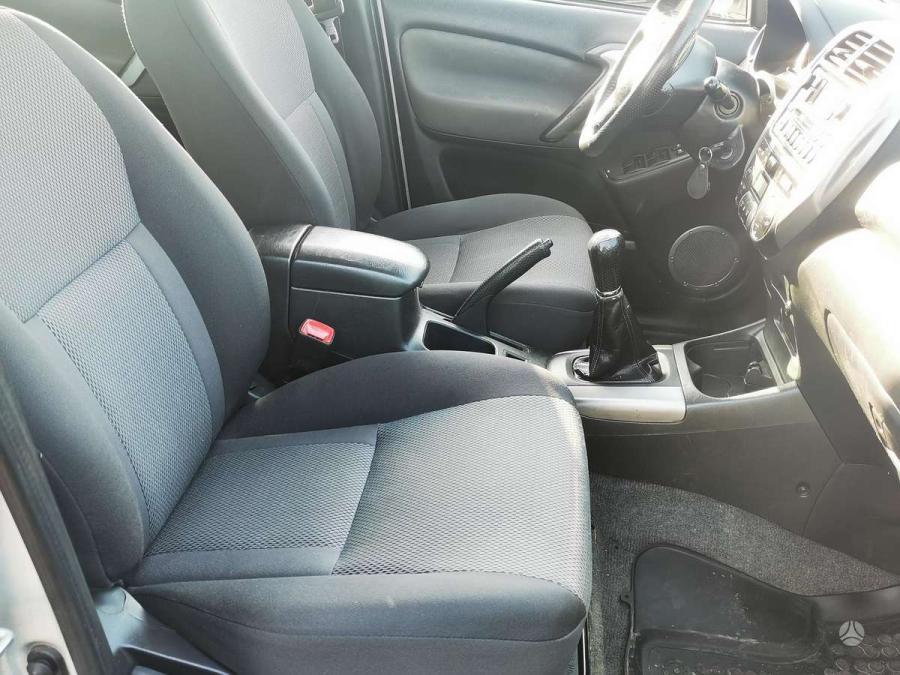 Pelēks Toyota RAV4 2004 Viļņa, ar dzinēja tilpumu 2.00 L un nobraukumu 255 tūkst. km par 3450 €, foto 12 vietnē AUTOMOTO.COM.LV