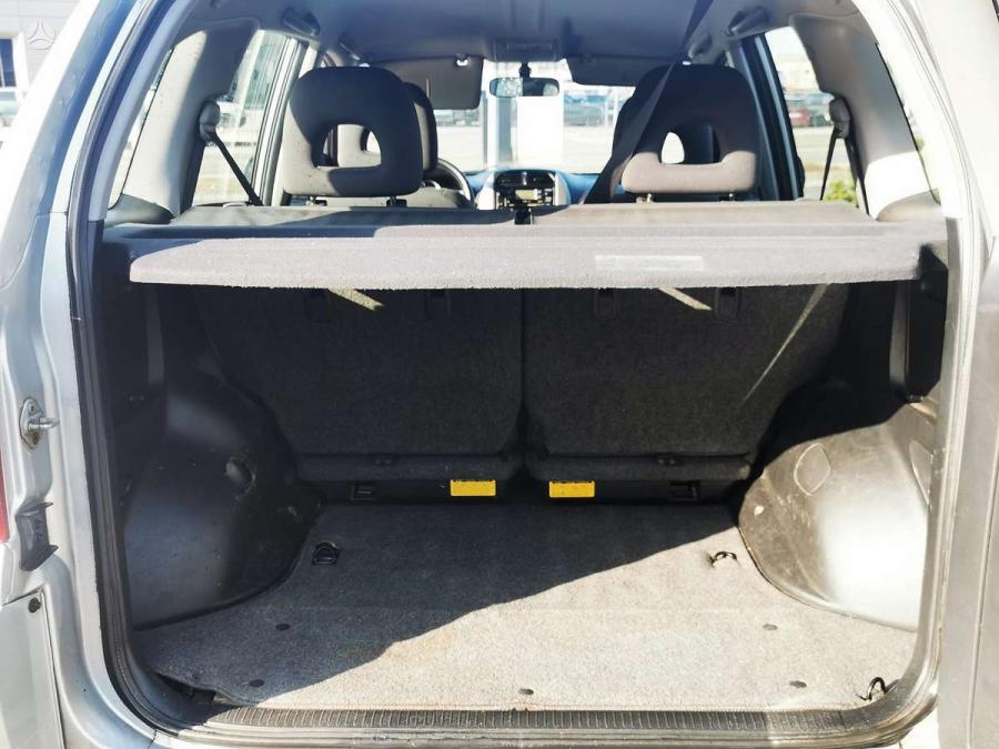 Pelēks Toyota RAV4 2004 Viļņa, ar dzinēja tilpumu 2.00 L un nobraukumu 255 tūkst. km par 3450 €, foto 15 vietnē AUTOMOTO.COM.LV