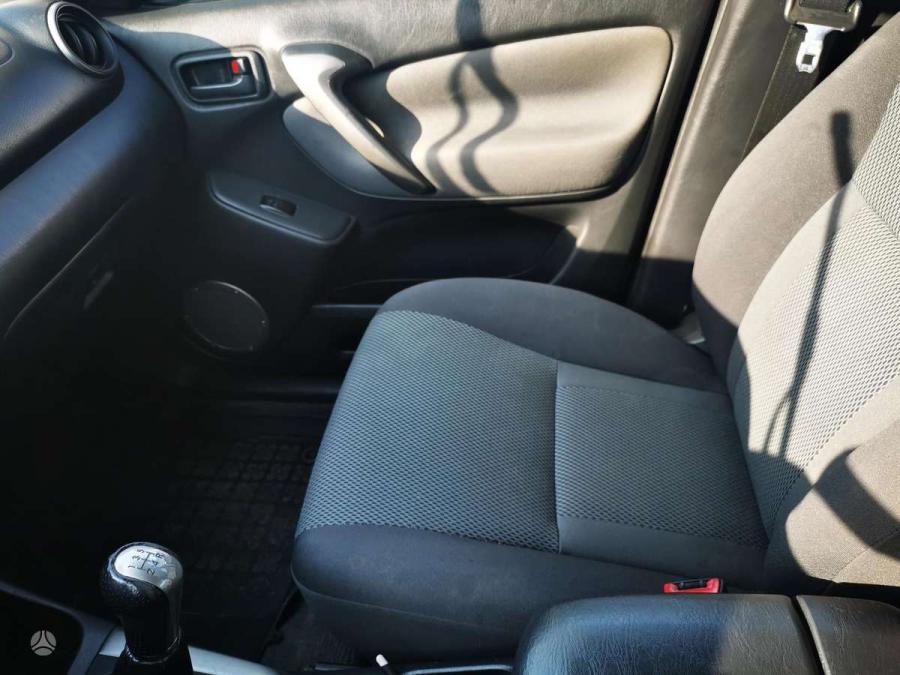 Pelēks Toyota RAV4 2004 Viļņa, ar dzinēja tilpumu 2.00 L un nobraukumu 255 tūkst. km par 3450 €, foto 22 vietnē AUTOMOTO.COM.LV