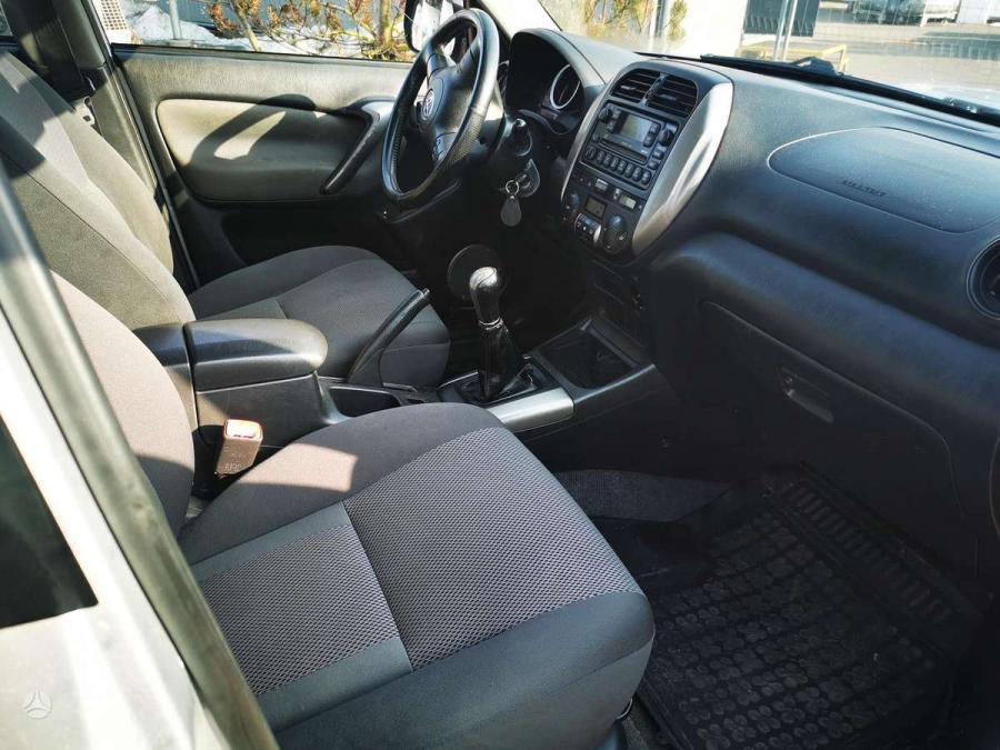 Pelēks Toyota RAV4 2004 Viļņa, ar dzinēja tilpumu 2.00 L un nobraukumu 255 tūkst. km par 3450 €, foto 23 vietnē AUTOMOTO.COM.LV