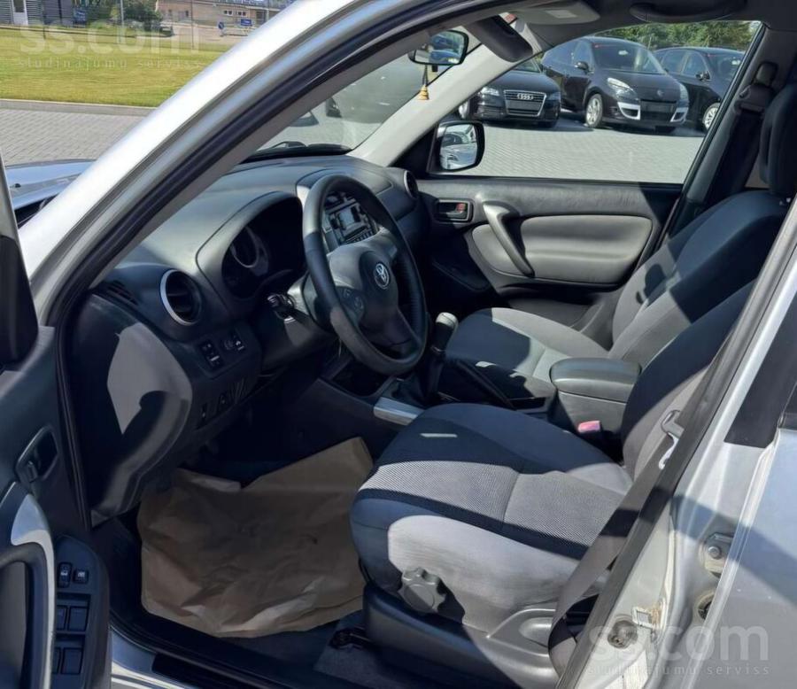Grey Toyota RAV4 2004 in Telschi, with an engine capacity of 2.00 L and mileage of 281 thousand km for 3990 €, photo 12 on AUTOMOTO.COM.LV