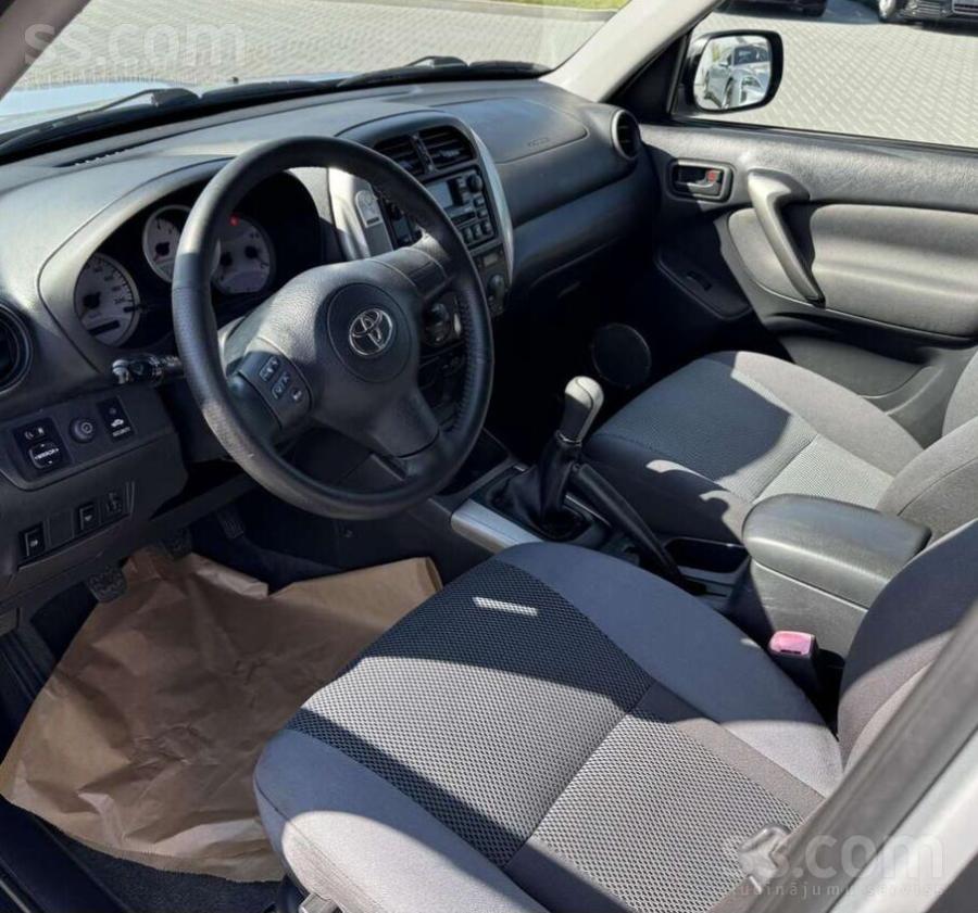 Grey Toyota RAV4 2004 in Telschi, with an engine capacity of 2.00 L and mileage of 281 thousand km for 3990 €, photo 13 on AUTOMOTO.COM.LV