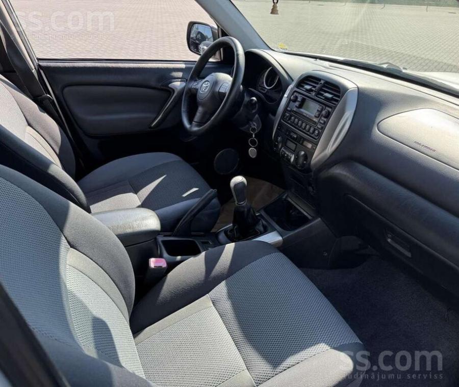 Grey Toyota RAV4 2004 in Telschi, with an engine capacity of 2.00 L and mileage of 281 thousand km for 3990 €, photo 14 on AUTOMOTO.COM.LV