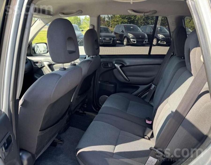 Grey Toyota RAV4 2004 in Telschi, with an engine capacity of 2.00 L and mileage of 281 thousand km for 3990 €, photo 16 on AUTOMOTO.COM.LV