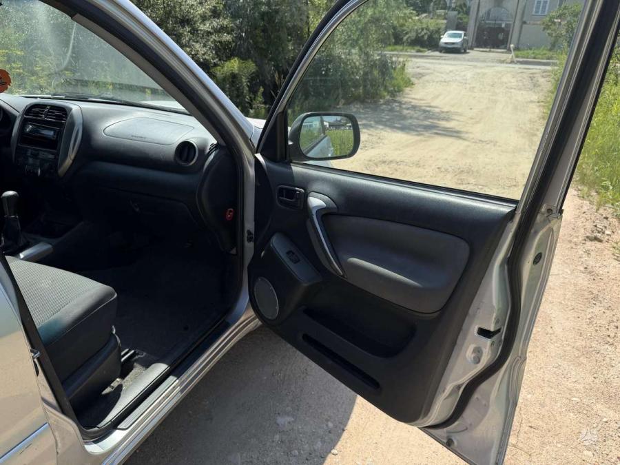 Grey Toyota RAV4 2004 in Vilnius, with an engine capacity of 2.00 L and mileage of 200 thousand km for 1999 €, photo 11 on AUTOMOTO.COM.LV