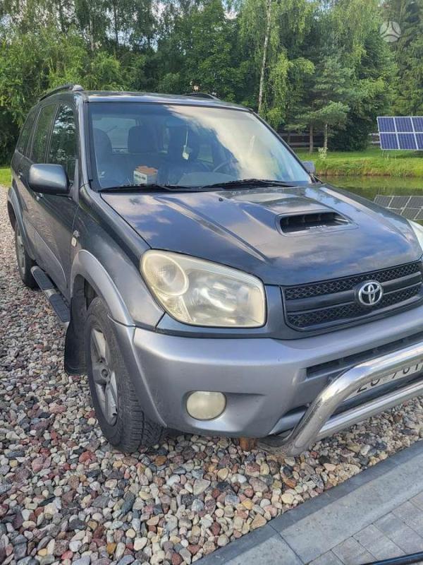 Pelēks Toyota RAV4 2004 Viļņa, ar dzinēja tilpumu 2.00 L un nobraukumu 403 tūkst. km par 1700 €, foto 1 vietnē AUTOMOTO.COM.LV