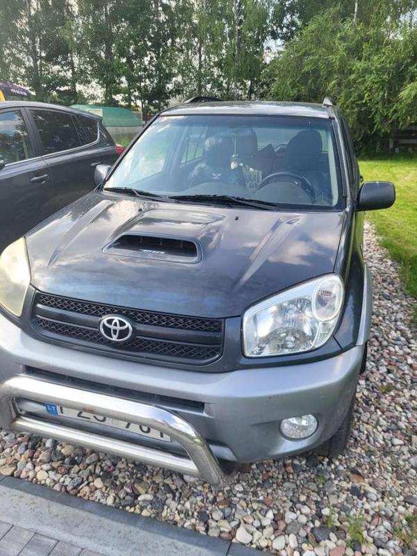 Pelēks Toyota RAV4 2004 Viļņa, ar dzinēja tilpumu 2.00 L un nobraukumu 403 tūkst. km par 1700 €, foto 2 vietnē AUTOMOTO.COM.LV