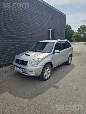 Pelēks Toyota RAV4 2004 Tukums, ar dzinēja tilpumu 2.00 L un nobraukumu 283 tūkst. km par 2250 €, foto  vietnē AUTOMOTO.COM.LV