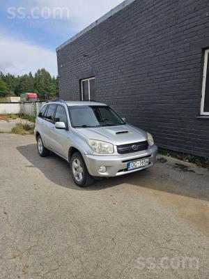 Pelēks Toyota RAV4 2004 Tukums, ar dzinēja tilpumu 2.00 L un nobraukumu 283 tūkst. km par 2250 €, foto 3 vietnē AUTOMOTO.COM.LV