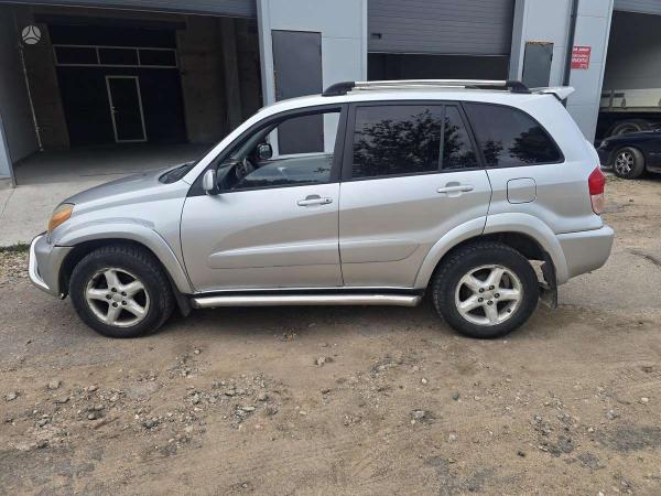 Grey Toyota RAV4 2004 in Vilnius, with an engine capacity of 2.00 L and mileage of 215 thousand km for 2200 €, photo 1 on AUTOMOTO.COM.LV