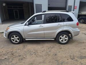 Pelēks Toyota RAV4 2004 Viļņa, ar dzinēja tilpumu 2.00 L un nobraukumu 215 tūkst. km par 2200 €, foto  vietnē AUTOMOTO.COM.LV