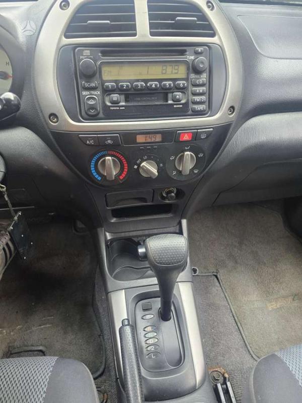 Grey Toyota RAV4 2004 in Vilnius, with an engine capacity of 2.00 L and mileage of 215 thousand km for 2200 €, photo 10 on AUTOMOTO.COM.LV