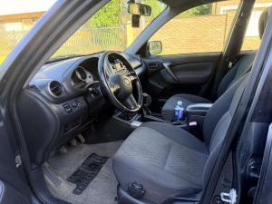 Pelēks Toyota RAV4 2004 Viļņa, ar dzinēja tilpumu 2.00 L un nobraukumu 280 tūkst. km par 2500 €, foto 7 vietnē AUTOMOTO.COM.LV