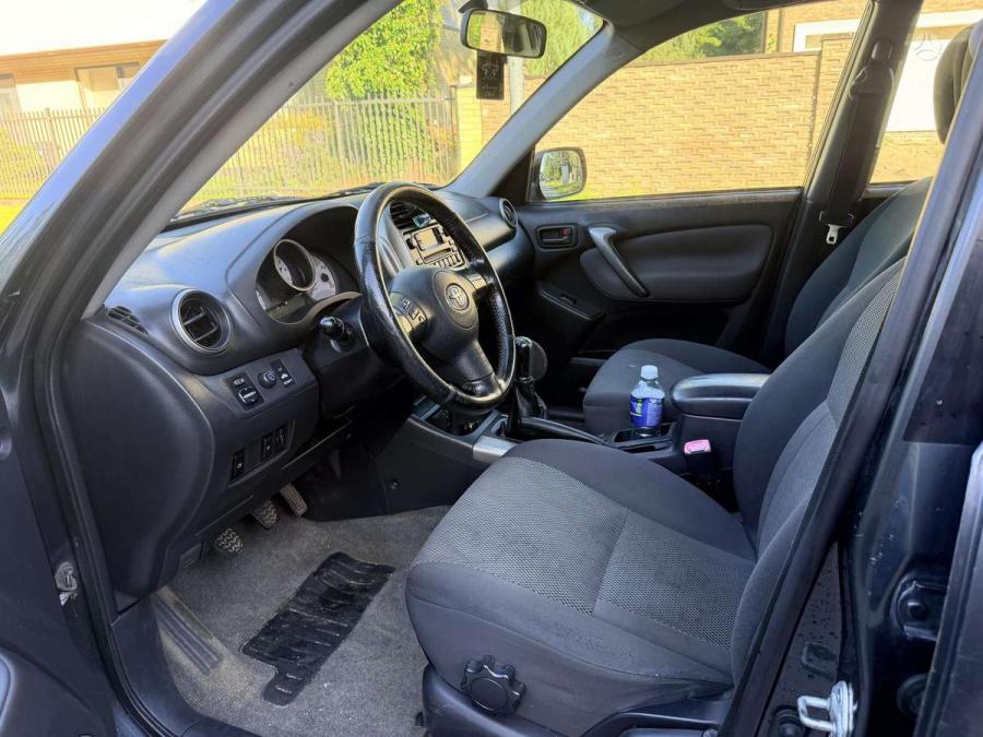 Pelēks Toyota RAV4 2004 Viļņa, ar dzinēja tilpumu 2.00 L un nobraukumu 280 tūkst. km par 2500 €, foto 7 vietnē AUTOMOTO.COM.LV