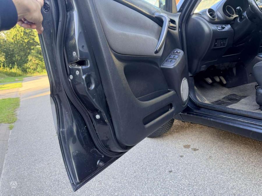 Pelēks Toyota RAV4 2004 Viļņa, ar dzinēja tilpumu 2.00 L un nobraukumu 280 tūkst. km par 2500 €, foto 8 vietnē AUTOMOTO.COM.LV