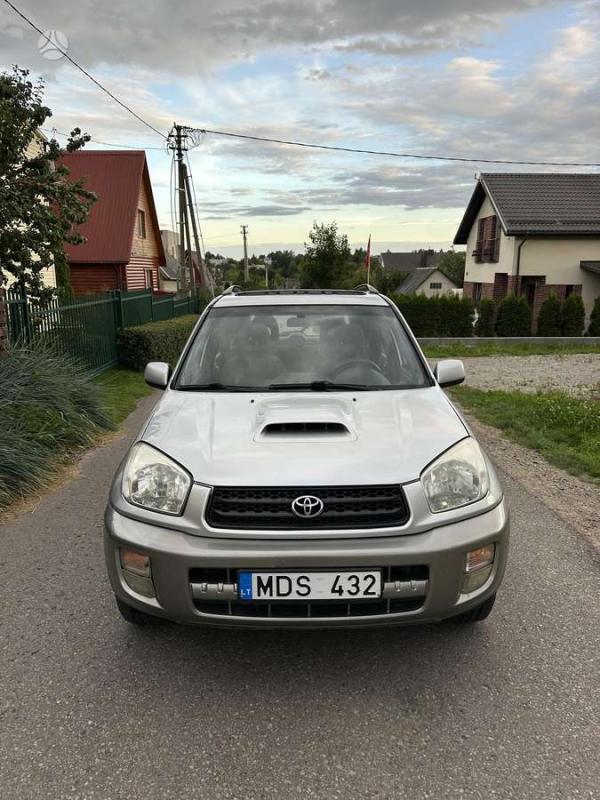 Toyota RAV4 2004 in Vilnius on AUTOMOTO.COM.LV Grey Toyota RAV4 2004 in Vilnius, with an engine capacity of 2.00 L and mileage of 253 thousand km for 1900 €, photo 3 on AUTOMOTO.COM.LV