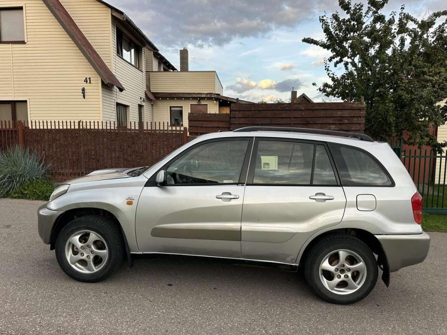 Pelēks Toyota RAV4 2004 Viļņa, ar dzinēja tilpumu 2.00 L un nobraukumu 253 tūkst. km par 1900 €, foto 9 vietnē AUTOMOTO.COM.LV