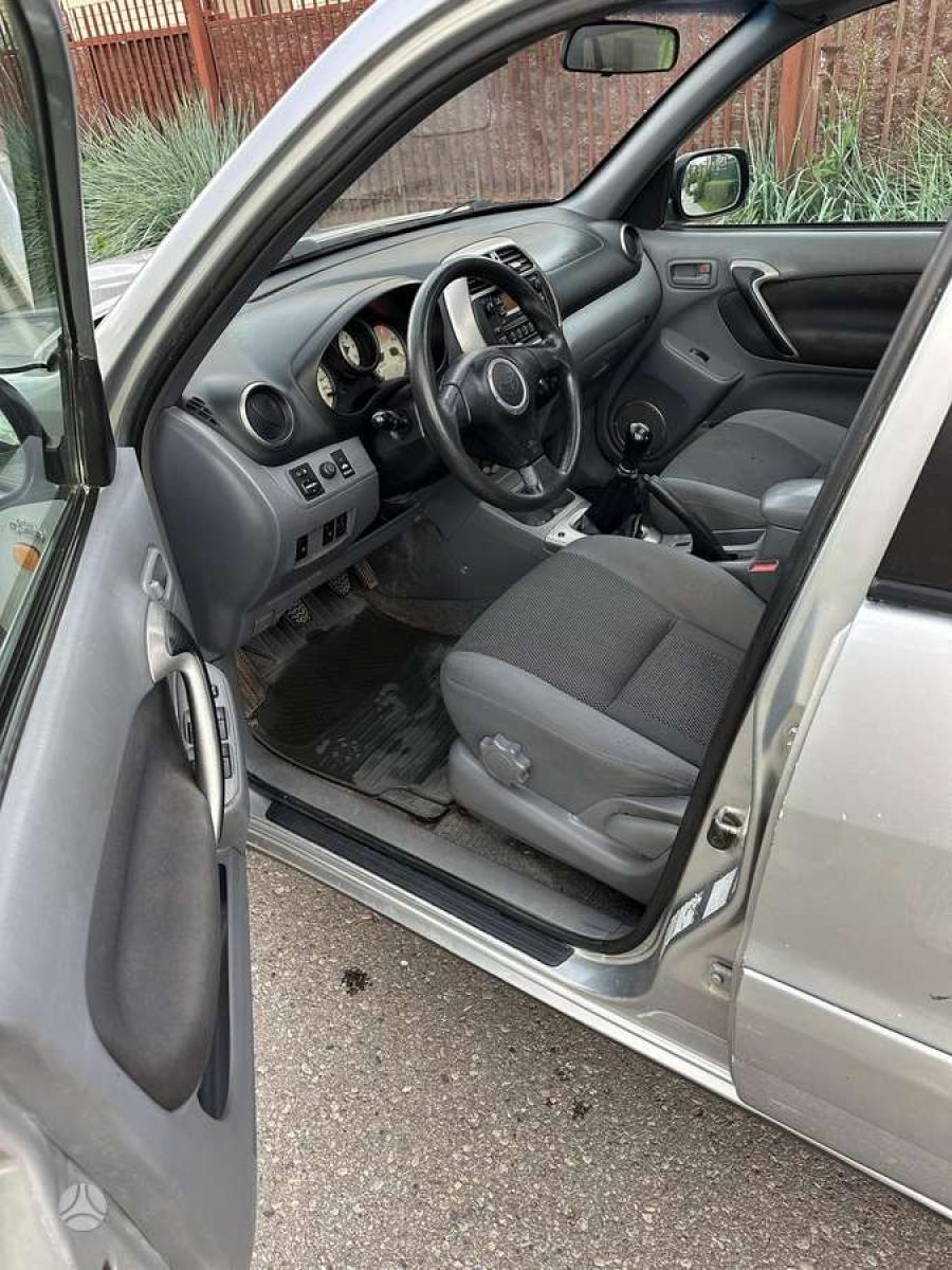 Pelēks Toyota RAV4 2004 Viļņa, ar dzinēja tilpumu 2.00 L un nobraukumu 253 tūkst. km par 1900 €, foto 10 vietnē AUTOMOTO.COM.LV