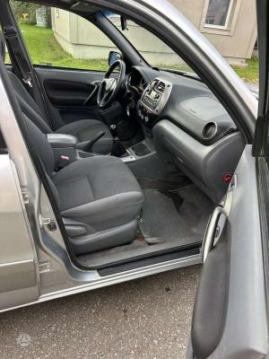 Pelēks Toyota RAV4 2004 Viļņa, ar dzinēja tilpumu 2.00 L un nobraukumu 253 tūkst. km par 1900 €, foto 11 vietnē AUTOMOTO.COM.LV