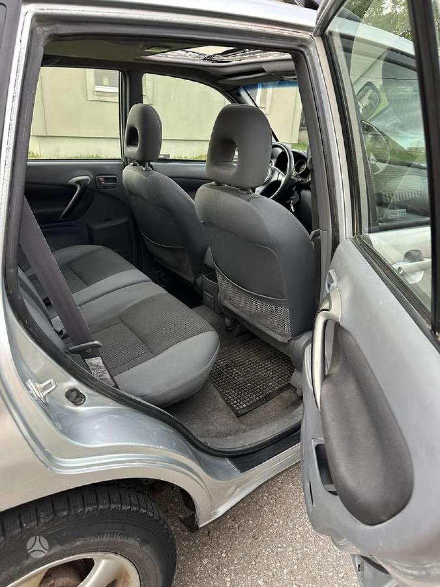Pelēks Toyota RAV4 2004 Viļņa, ar dzinēja tilpumu 2.00 L un nobraukumu 253 tūkst. km par 1900 €, foto 12 vietnē AUTOMOTO.COM.LV