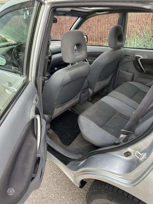 Pelēks Toyota RAV4 2004 Viļņa, ar dzinēja tilpumu 2.00 L un nobraukumu 253 tūkst. km par 1900 €, foto 13 vietnē AUTOMOTO.COM.LV