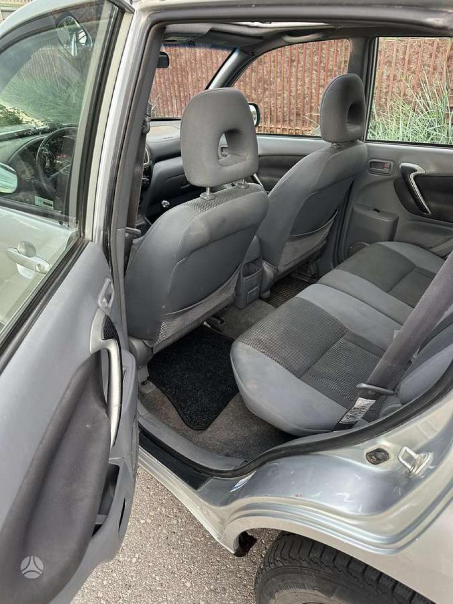 Pelēks Toyota RAV4 2004 Viļņa, ar dzinēja tilpumu 2.00 L un nobraukumu 253 tūkst. km par 1900 €, foto 13 vietnē AUTOMOTO.COM.LV