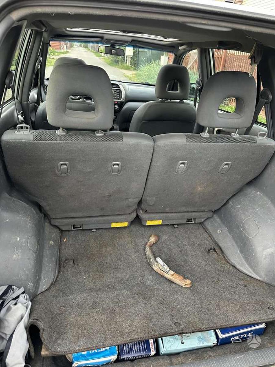 Pelēks Toyota RAV4 2004 Viļņa, ar dzinēja tilpumu 2.00 L un nobraukumu 253 tūkst. km par 1900 €, foto 15 vietnē AUTOMOTO.COM.LV