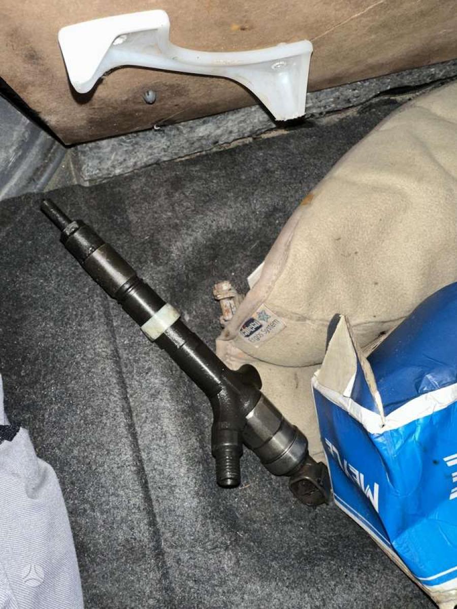 Pelēks Toyota RAV4 2004 Viļņa, ar dzinēja tilpumu 2.00 L un nobraukumu 253 tūkst. km par 1900 €, foto 18 vietnē AUTOMOTO.COM.LV