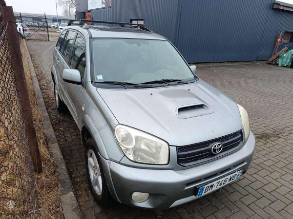 Pelēks Toyota RAV4 2005 Tauragė, ar dzinēja tilpumu 2.00 L un nobraukumu 200 tūkst. km par 1800 €, foto 3 vietnē AUTOMOTO.COM.LV