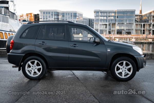 Pelēks Toyota RAV4 2005 Tallina, ar dzinēja tilpumu 2.00 L un nobraukumu 298 tūkst. km par 3400 €, foto 6 vietnē AUTOMOTO.COM.LV