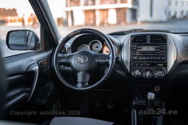 Pelēks Toyota RAV4 2005 Tallina, ar dzinēja tilpumu 2.00 L un nobraukumu 298 tūkst. km par 3400 €, foto 9 vietnē AUTOMOTO.COM.LV