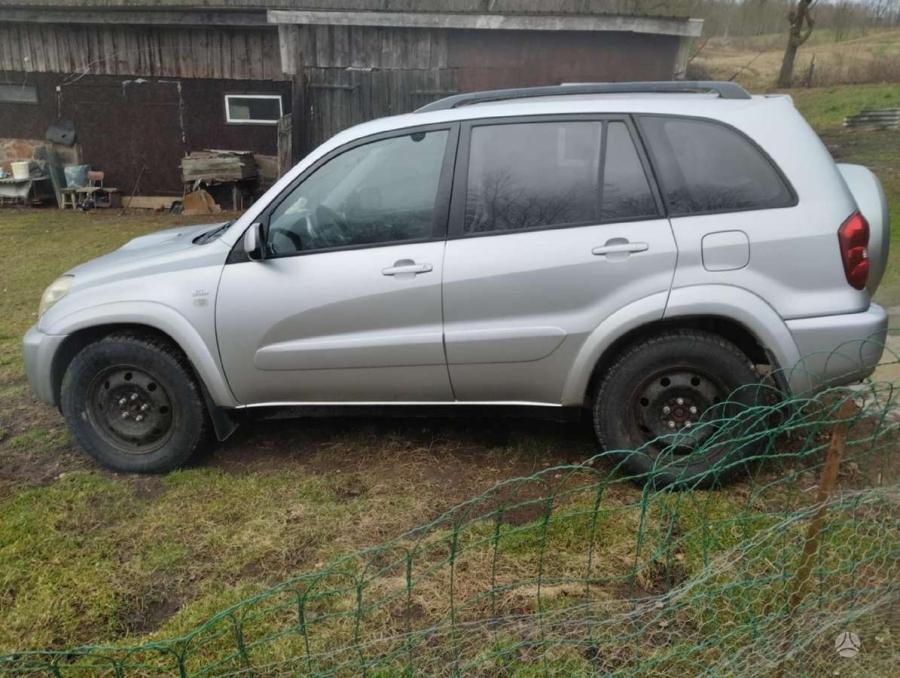 Grey Toyota RAV4 2005 in Kelme, with an engine capacity of 2.00 L and mileage of 274 thousand km for 1500 €, photo 3 on AUTOMOTO.COM.LV
