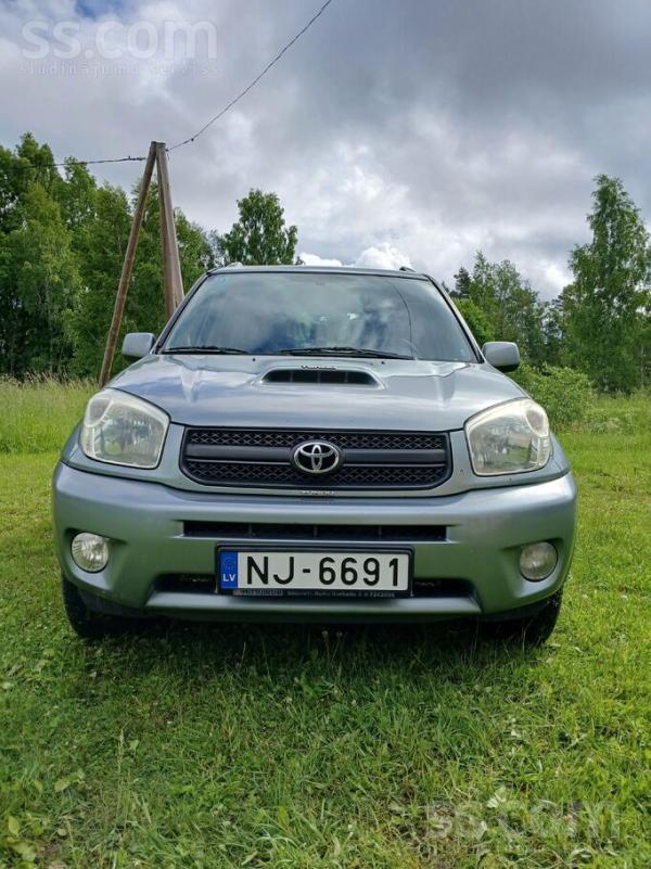 Grey Toyota RAV4 2005 in Daugavpils, with an engine capacity of 2.00 L and mileage of 263 thousand km for 2750 €, photo 1 on AUTOMOTO.COM.LV