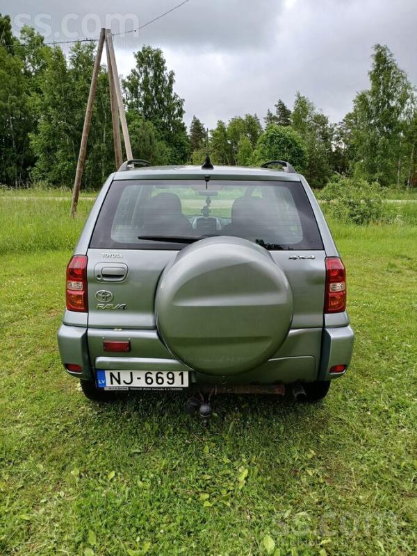 Grey Toyota RAV4 2005 in Daugavpils, with an engine capacity of 2.00 L and mileage of 263 thousand km for 2750 €, photo 2 on AUTOMOTO.COM.LV