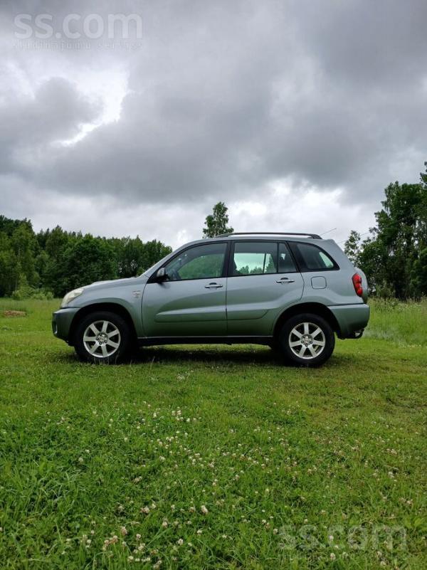 Grey Toyota RAV4 2005 in Daugavpils, with an engine capacity of 2.00 L and mileage of 263 thousand km for 2750 €, photo 3 on AUTOMOTO.COM.LV