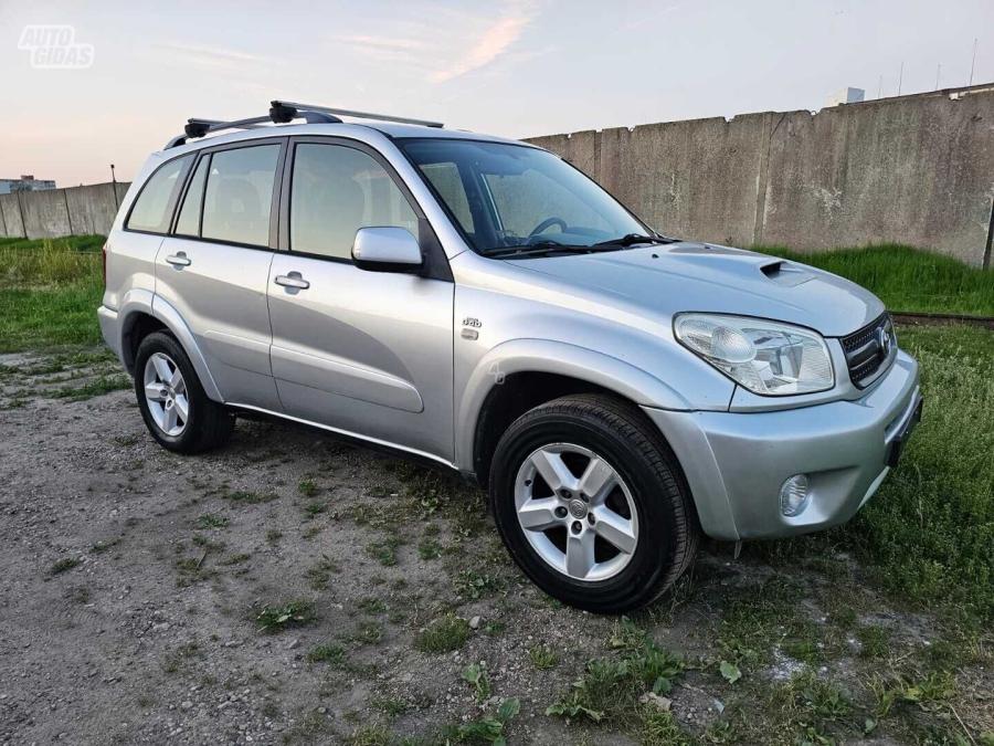 Grey Toyota RAV4 2005 in Marijampole, with an engine capacity of 2.00 L and mileage of 224 thousand km for 3599 €, photo 1 on AUTOMOTO.COM.LV