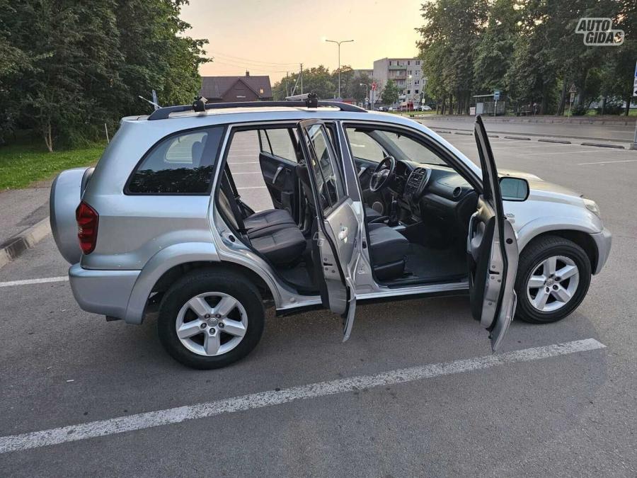 Grey Toyota RAV4 2005 in Marijampole, with an engine capacity of 2.00 L and mileage of 224 thousand km for 3599 €, photo 16 on AUTOMOTO.COM.LV