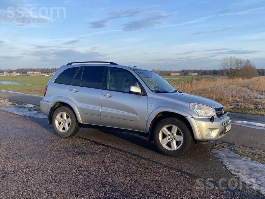 Grey Toyota RAV4 2005 in Riga, with an engine capacity of 2.00 L and mileage of 268 thousand km for 3350 €, photo 3 on AUTOMOTO.COM.LV