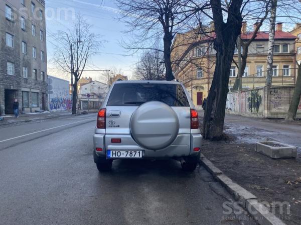Grey Toyota RAV4 2005 in Riga, with an engine capacity of 2.00 L and mileage of 268 thousand km for 3350 €, photo 3 on AUTOMOTO.COM.LV