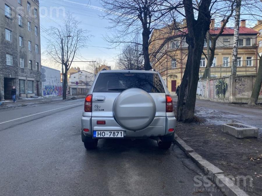 Grey Toyota RAV4 2005 in Riga, with an engine capacity of 2.00 L and mileage of 268 thousand km for 3350 €, photo 4 on AUTOMOTO.COM.LV