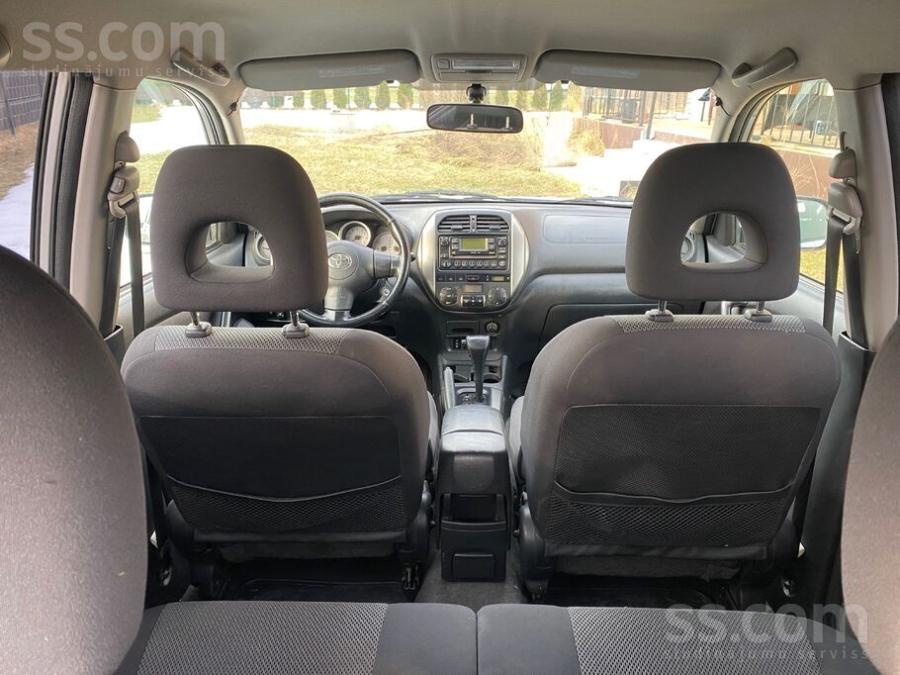 Grey Toyota RAV4 2005 in Riga, with an engine capacity of 2.00 L and mileage of 268 thousand km for 3350 €, photo 8 on AUTOMOTO.COM.LV
